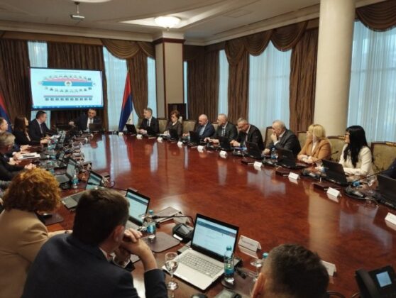 NOVA VLADA SRPSKE ODRŽALA KONSTITUTIVNU SJEDNICU - PRED MINISTRIMA PUNO ...